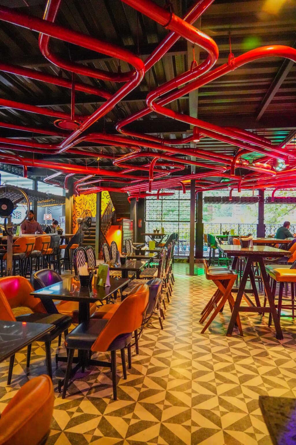 Ambience – Gustoes – A Barbecue Bar & Restaurant